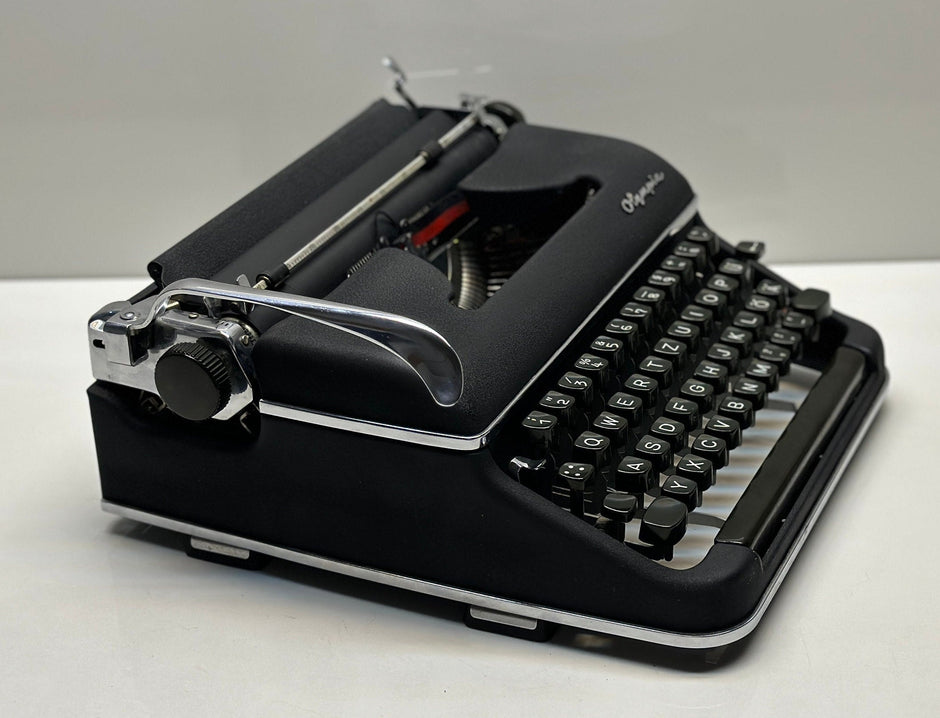 Antique Typewriters and Iconic Radios - Typewriter World!