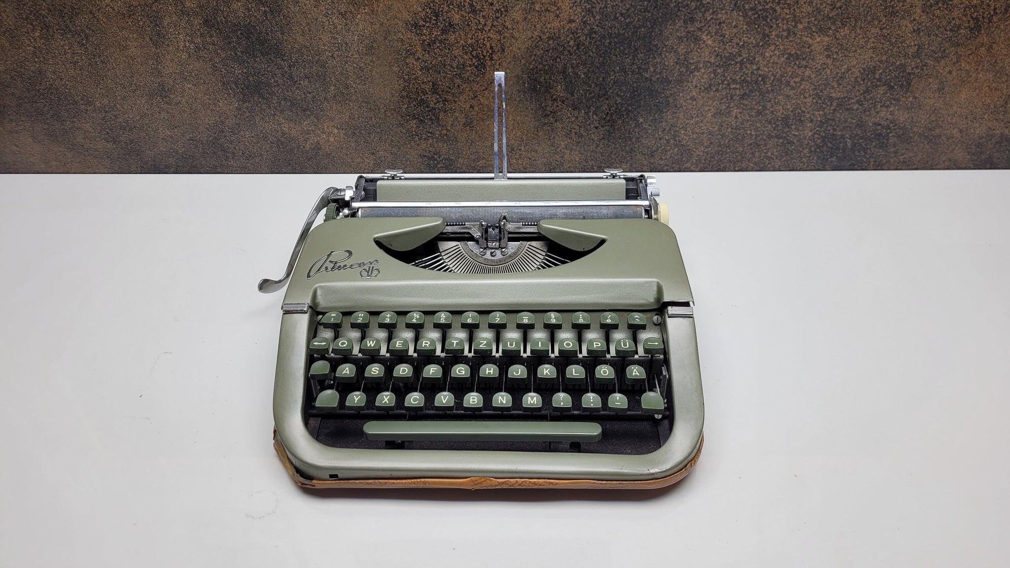 Vintage Princess Typewriter: Elegance & Function – Typewriter World